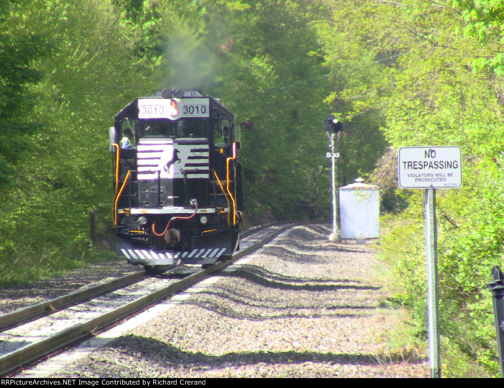 GP40-2 3010 Running Lite